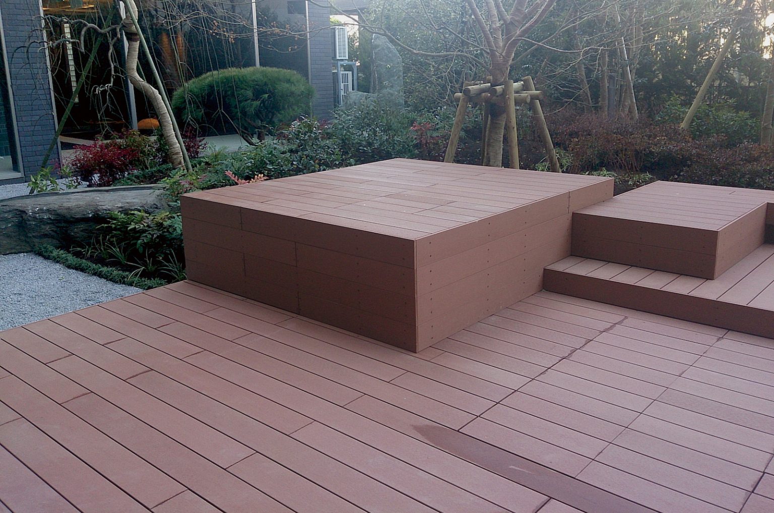 ウッドデッキはホームセンターで買っても良い？オーダメイドと比較 | ウッドデッキ材通販サイトmock re: