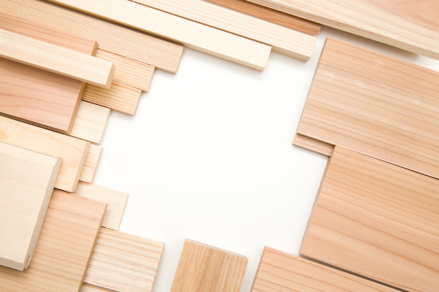 スギ材の特徴やメリットとは？ヒノキ材との違いもあわせて解説 | ウッドデッキ材通販サイトmock re: